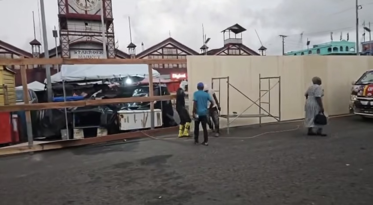 WORKERS BUILD WALL AT STABROEK SQUARE; GOV’T DENIES VENDORS ARE BEING ...